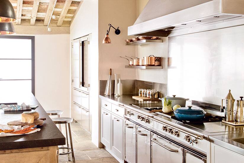 Decorating guru Debbie Travis transforms a 100-acre Italian property ...