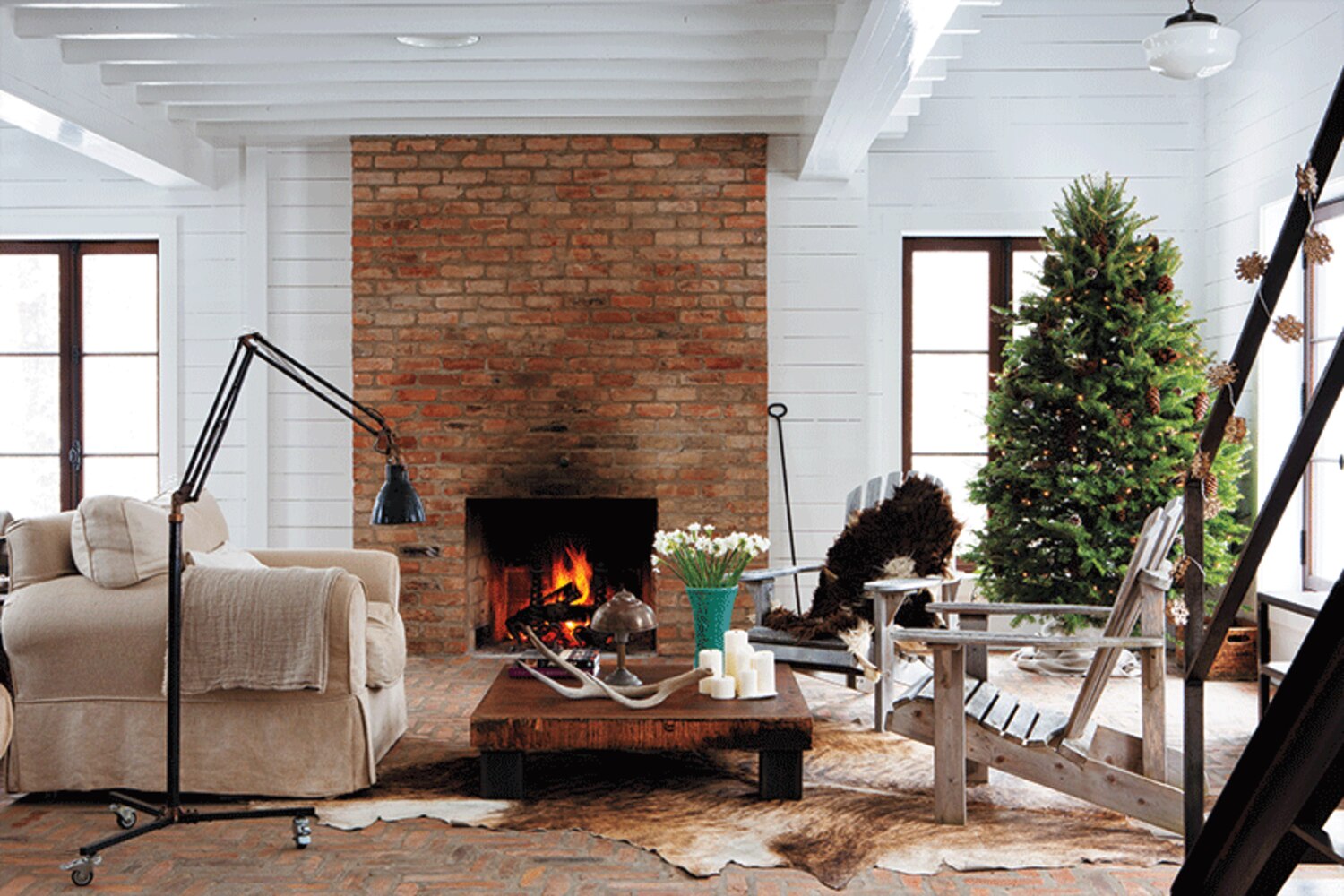 An industrial-style Quebec cabin is given the holiday treatment | Style ...